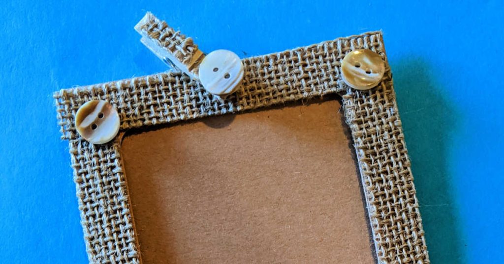 Easy Rustic Burlap Picture Frame Craft - Mama Likes This